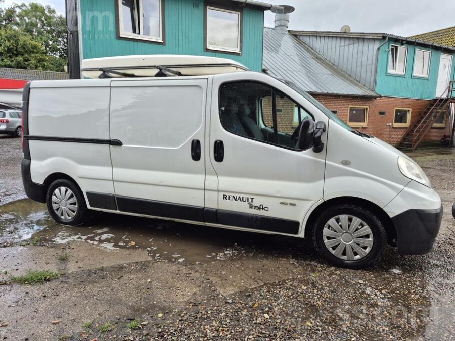 White Renault Trafic 2007 in Daugavpils, with an engine capacity of 2.00 L and mileage of 303 thousand km for 3000 €, photo 1 on AUTOMOTO.COM.LV