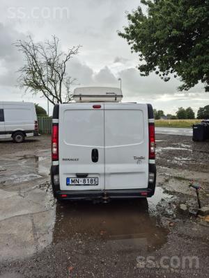White Renault Trafic 2007 in Daugavpils, with an engine capacity of 2.00 L and mileage of 303 thousand km for 3000 €, photo 4 on AUTOMOTO.COM.LV