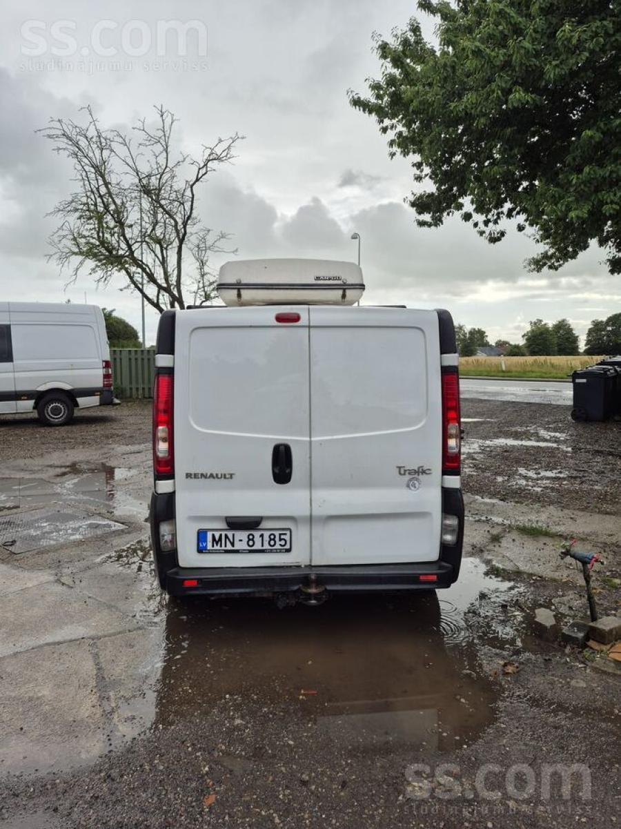 White Renault Trafic 2007 in Daugavpils, with an engine capacity of 2.00 L and mileage of 303 thousand km for 3000 €, photo 4 on AUTOMOTO.COM.LV