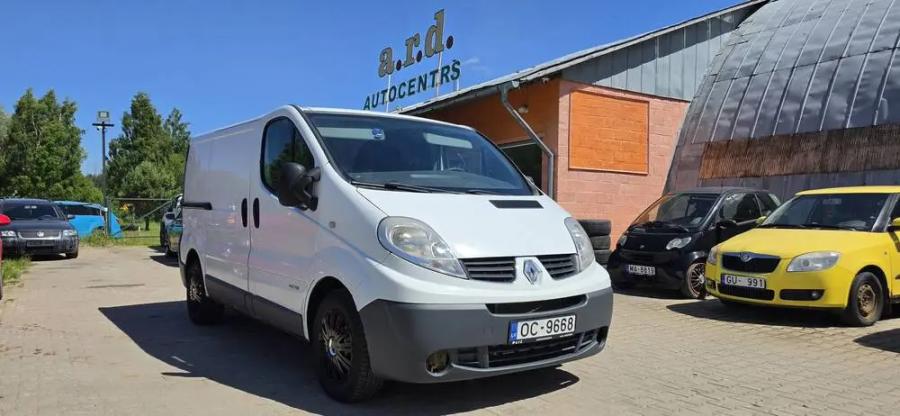 White Renault Trafic 2007 in Valmiera, with an engine capacity of 2.00 L and mileage of 474 thousand km for 2600 €, photo 1 on AUTOMOTO.COM.LV
