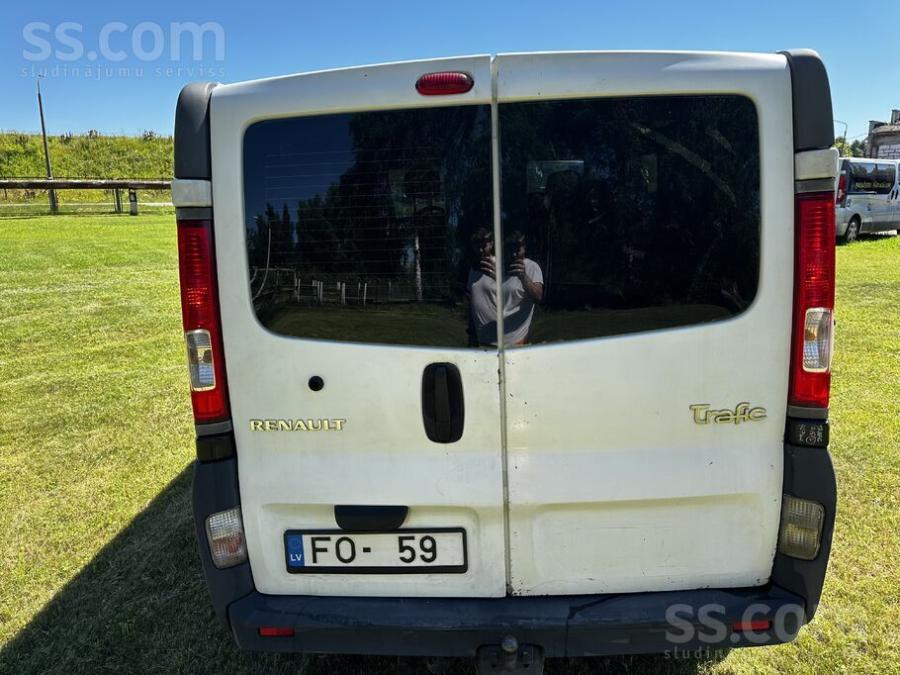 White Renault Trafic 2007 in Daugavpils, with an engine capacity of 2.00 L and mileage of 406 thousand km for 3600 €, photo 7 on AUTOMOTO.COM.LV