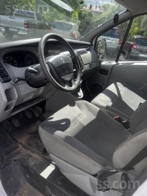 White Renault Trafic 2007 in Cesis, with an engine capacity of 2.00 L and mileage of 283 thousand km for 3600 €, photo 3 on AUTOMOTO.COM.LV
