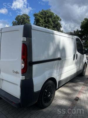 White Renault Trafic 2007 in Cesis, with an engine capacity of 2.00 L and mileage of 283 thousand km for 3600 €, photo 5 on AUTOMOTO.COM.LV