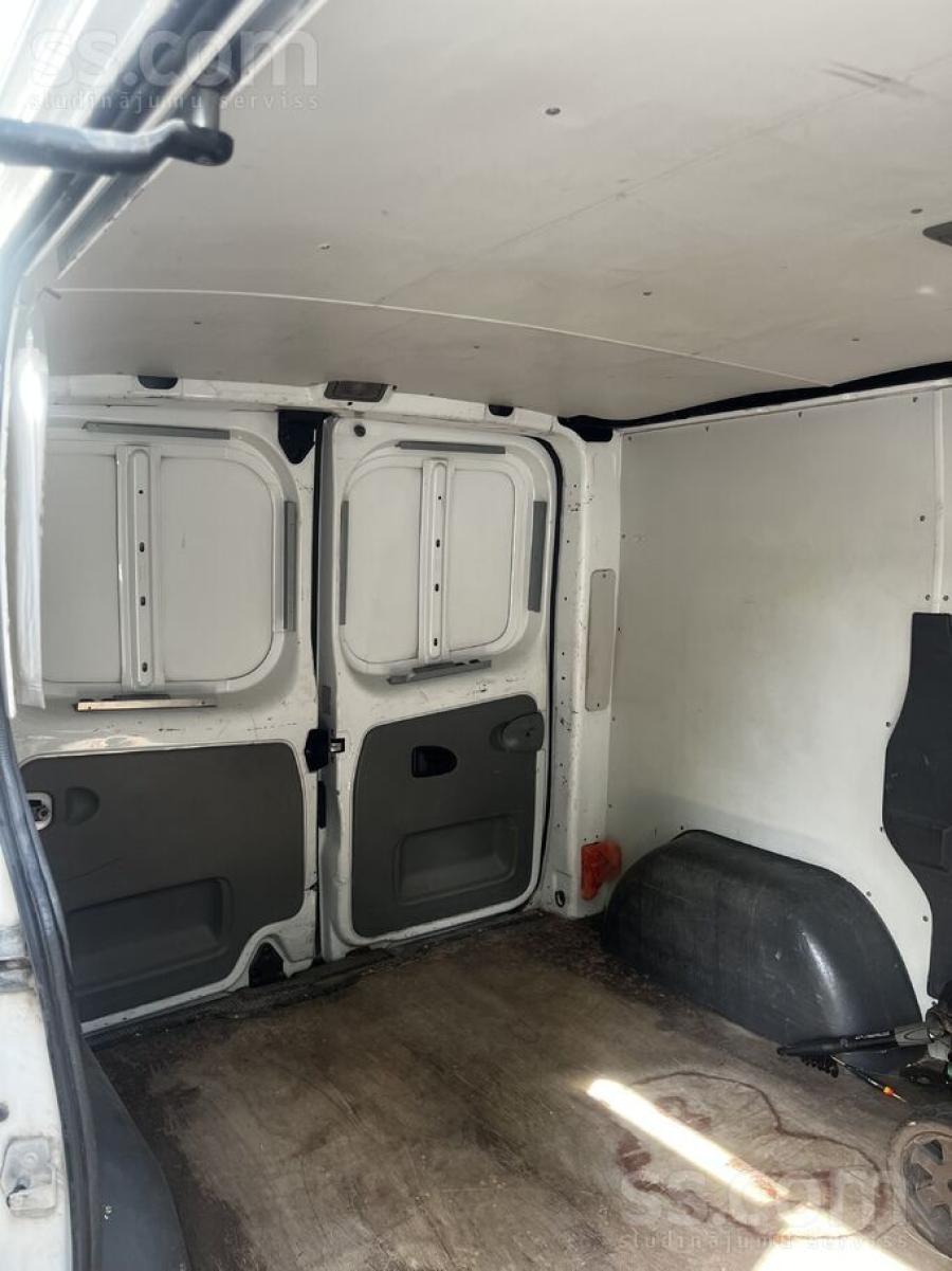 White Renault Trafic 2007 in Cesis, with an engine capacity of 2.00 L and mileage of 283 thousand km for 3600 €, photo 7 on AUTOMOTO.COM.LV