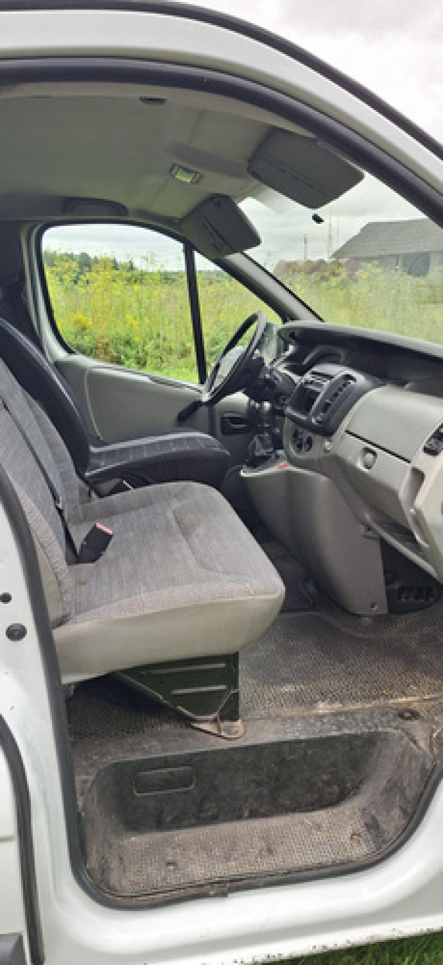 White Renault Trafic 2008 in Kivioli, with an engine capacity of 2.00 L and mileage of 223 thousand km for 3400 €, photo 7 on AUTOMOTO.COM.LV
