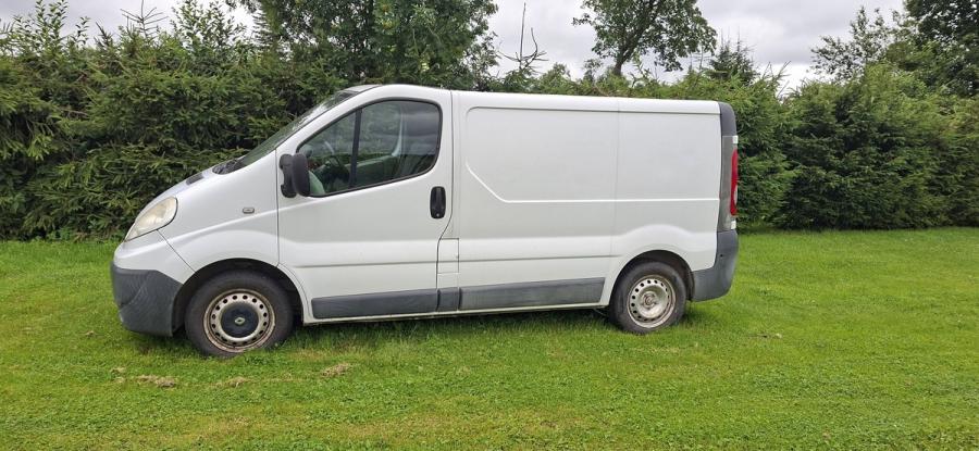 White Renault Trafic 2008 in Kivioli, with an engine capacity of 2.00 L and mileage of 223 thousand km for 3400 €, photo 12 on AUTOMOTO.COM.LV