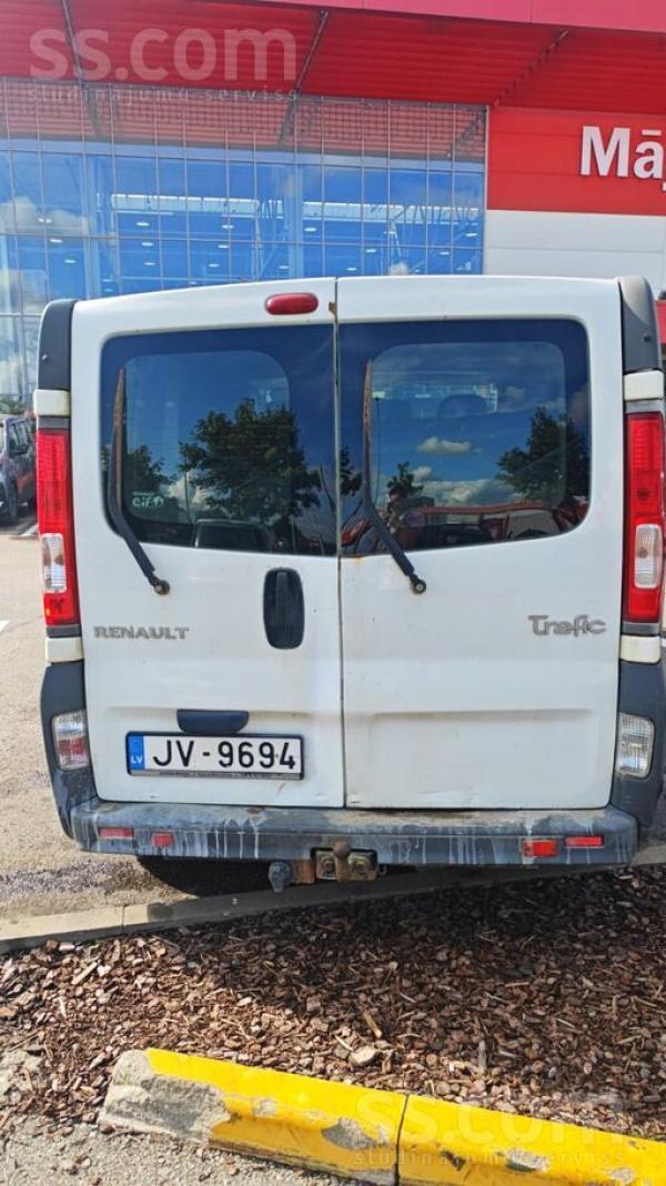 White Renault Trafic 2008 in Riga, with an engine capacity of 2.00 L and mileage of 415 thousand km for 2500 €, photo 4 on AUTOMOTO.COM.LV