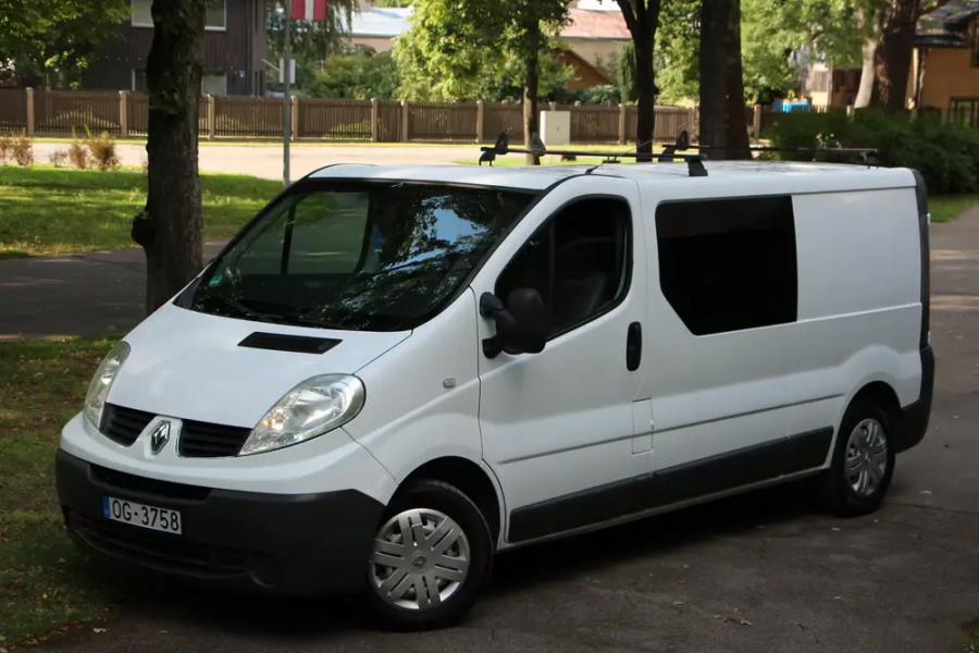 White Renault Trafic 2009 in Marupe, with an engine capacity of 2.00 L and mileage of 130 thousand km for 6450 €, photo 4 on AUTOMOTO.COM.LV
