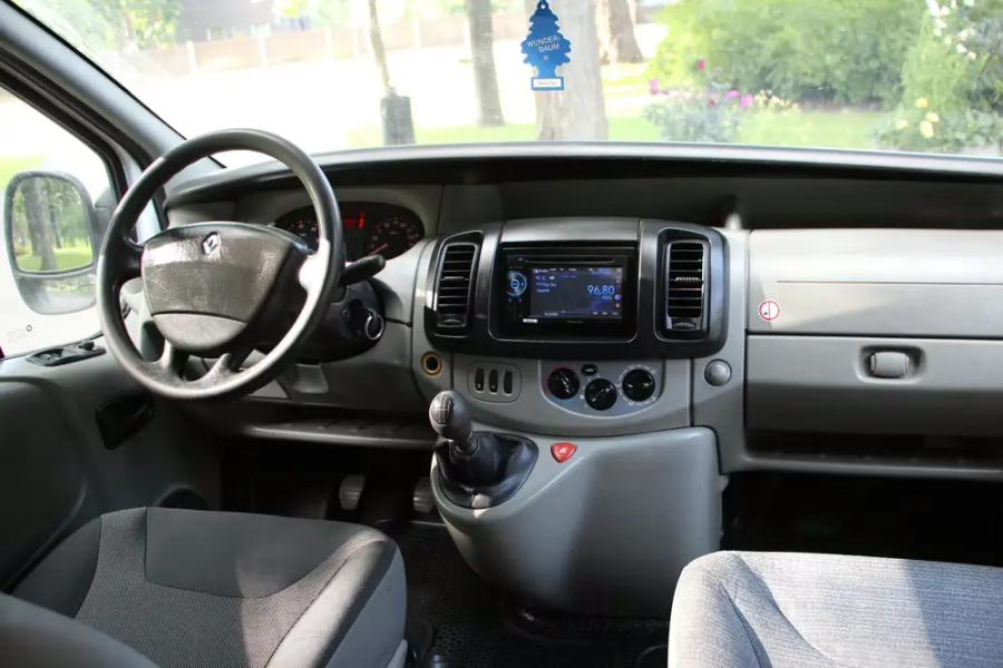 White Renault Trafic 2009 in Marupe, with an engine capacity of 2.00 L and mileage of 130 thousand km for 6450 €, photo 14 on AUTOMOTO.COM.LV
