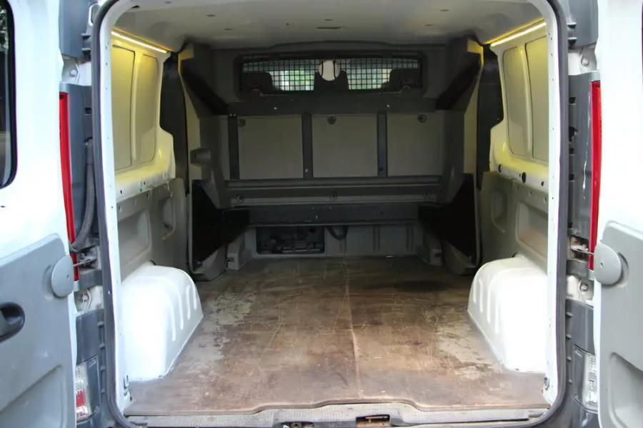 White Renault Trafic 2009 in Marupe, with an engine capacity of 2.00 L and mileage of 130 thousand km for 6450 €, photo 16 on AUTOMOTO.COM.LV