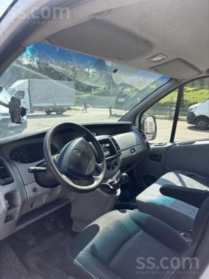 White Renault Trafic 2009 in Riga, with an engine capacity of 2.00 L and mileage of 450 thousand km for 3650 €, photo 5 on AUTOMOTO.COM.LV