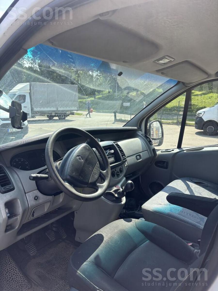 White Renault Trafic 2009 in Riga, with an engine capacity of 2.00 L and mileage of 450 thousand km for 3650 €, photo 5 on AUTOMOTO.COM.LV