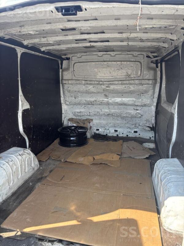 White Renault Trafic 2009 in Riga, with an engine capacity of 2.00 L and mileage of 450 thousand km for 3650 €, photo 5 on AUTOMOTO.COM.LV