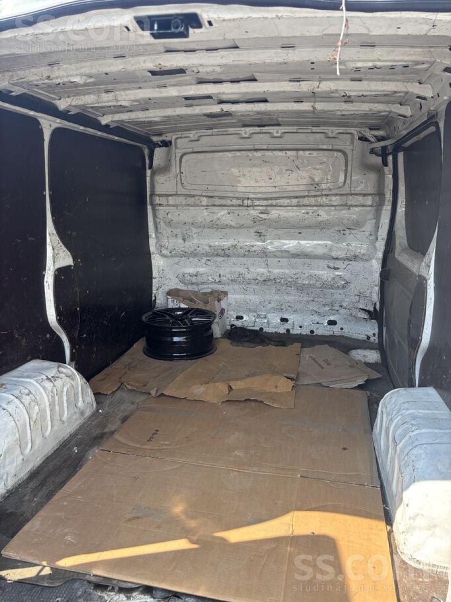 White Renault Trafic 2009 in Riga, with an engine capacity of 2.00 L and mileage of 450 thousand km for 3650 €, photo 6 on AUTOMOTO.COM.LV