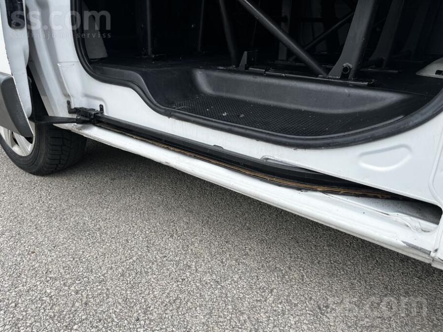 Balts Renault Trafic 2010 Rīga, ar dzinēja tilpumu 2.00 L un nobraukumu 246 tūkst. km par 5990 €, foto 8 vietnē AUTOMOTO.COM.LV