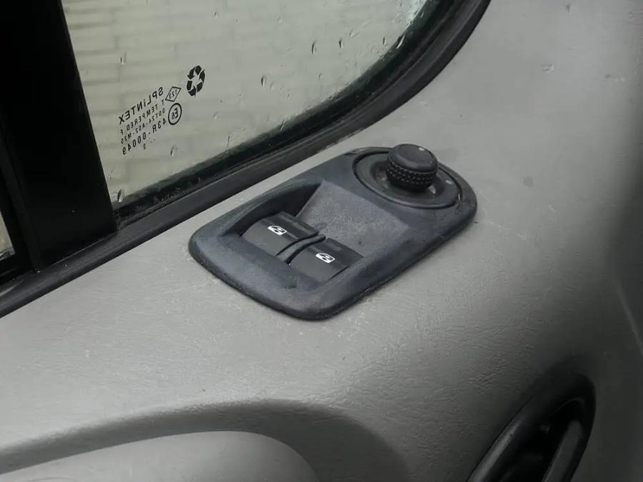White Renault Trafic 2011 in Rezekne, with an engine capacity of 2.00 L and mileage of 414 thousand km for 3700 €, photo 11 on AUTOMOTO.COM.LV