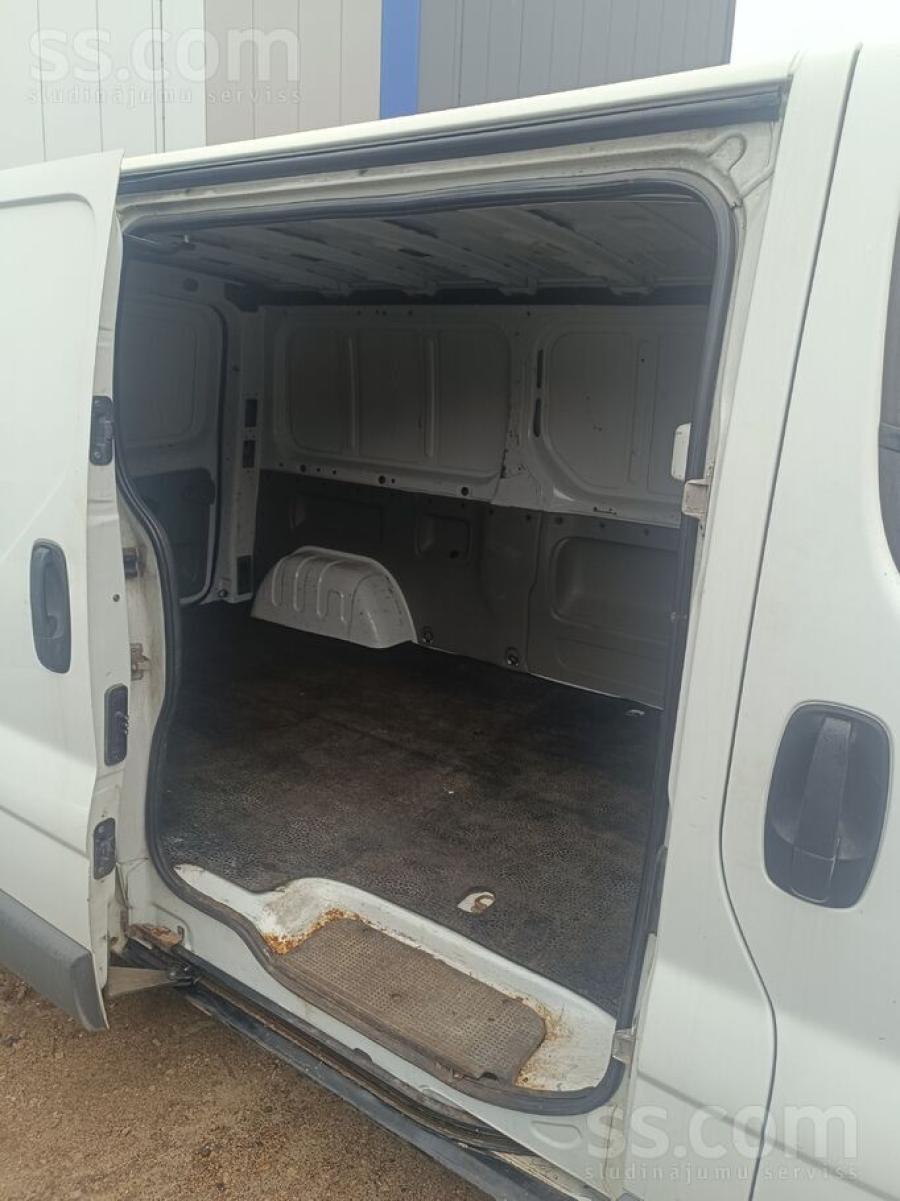 White Renault Trafic 2012 in Riga, with an engine capacity of 2.00 L and mileage of 346 thousand km for 3700 €, photo 8 on AUTOMOTO.COM.LV