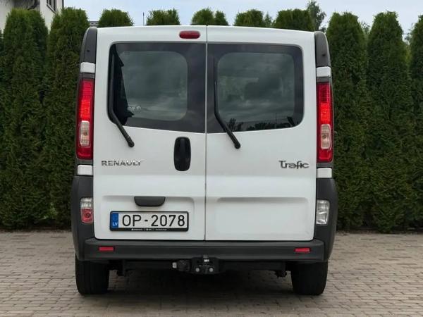 White Renault Trafic 2012 in Jelgava, with an engine capacity of 2.00 L and mileage of 272 thousand km for 7900 €, photo 5 on AUTOMOTO.COM.LV