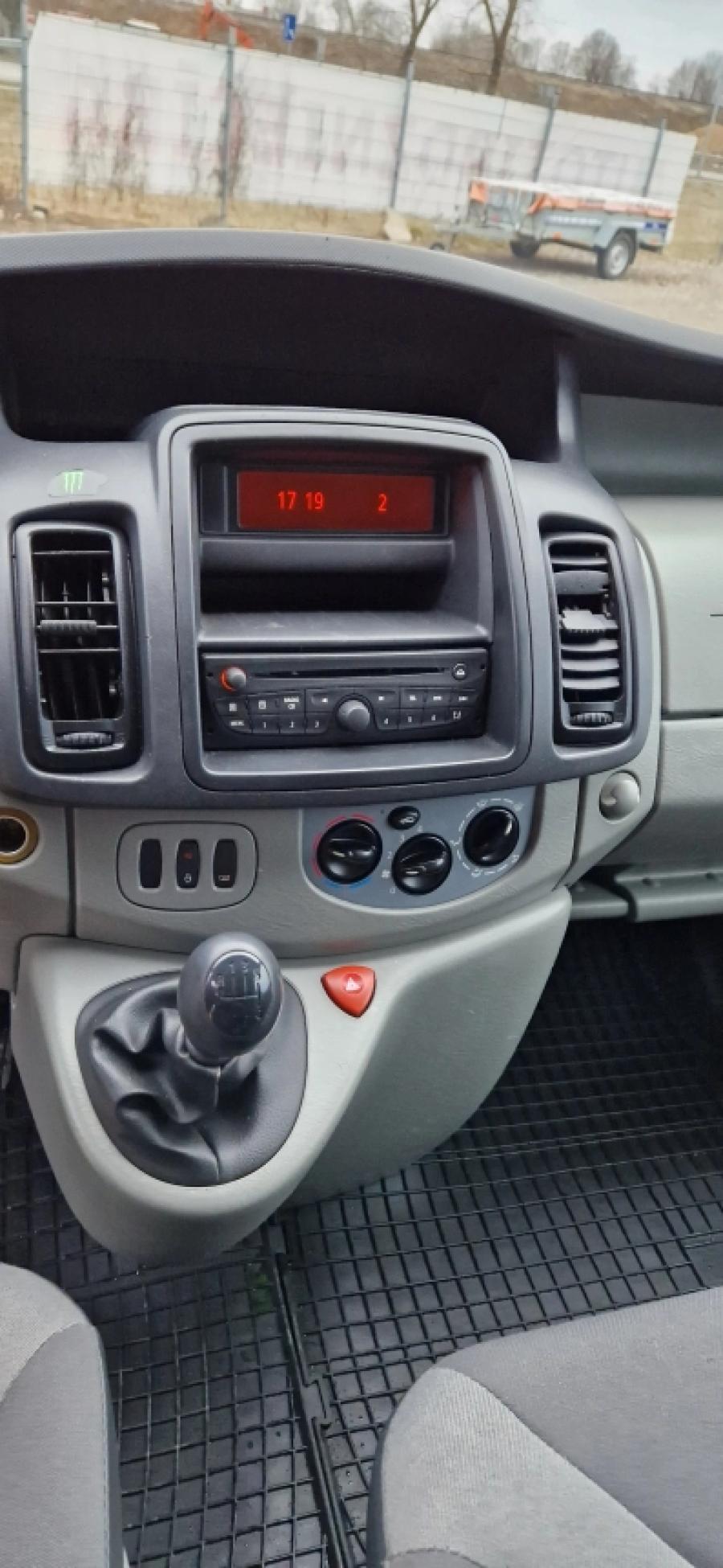 White Renault Trafic 2014 in Riga, with an engine capacity of 2.00 L and mileage of 235 thousand km for 5950 €, photo 23 on AUTOMOTO.COM.LV