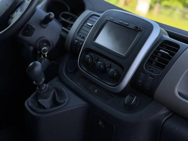 Balts Renault Trafic 2015 Jūrmala, ar dzinēja tilpumu 1.60 L un nobraukumu 315 tūkst. km par 6190 €, foto 8 vietnē AUTOMOTO.COM.LV