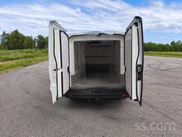 White Renault Trafic 2016 in Ventspils, with an engine capacity of 1.60 L and mileage of 173 thousand km for 15488 €, photo 6 on AUTOMOTO.COM.LV