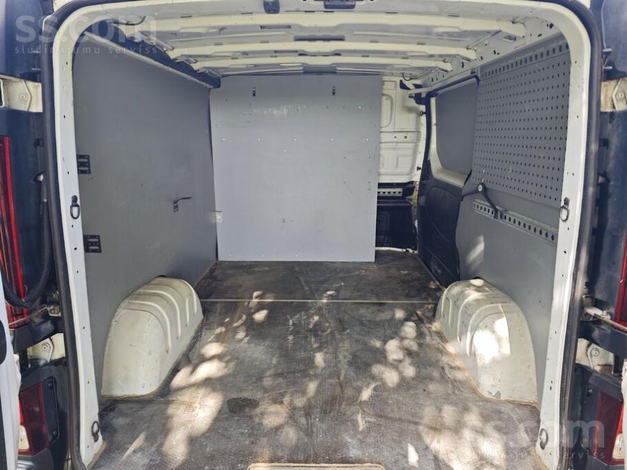 White Renault Trafic 2016 in Ogre, with an engine capacity of 1.60 L and mileage of 171 thousand km for 7490 €, photo 10 on AUTOMOTO.COM.LV