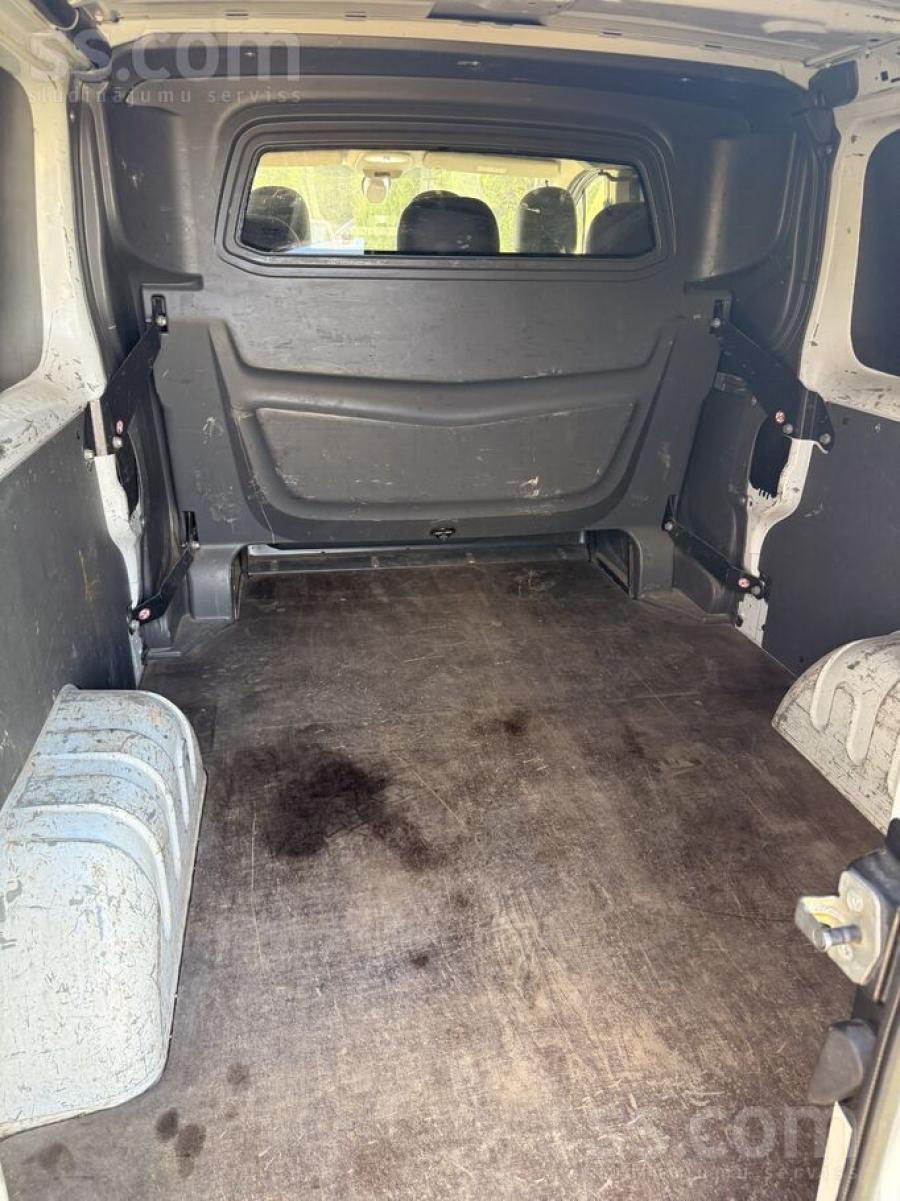 White Renault Trafic 2017 in Ogre, with an engine capacity of 1.60 L and mileage of 187 thousand km for 11800 €, photo 6 on AUTOMOTO.COM.LV