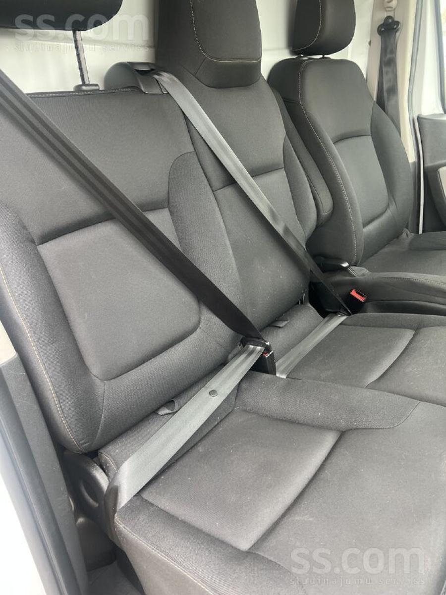 White Renault Trafic 2018 in Riga, with an engine capacity of 1.60 L and mileage of 178 thousand km for 9250 €, photo 4 on AUTOMOTO.COM.LV