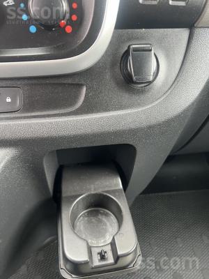 White Renault Trafic 2018 in Riga, with an engine capacity of 1.60 L and mileage of 178 thousand km for 9250 €, photo 5 on AUTOMOTO.COM.LV
