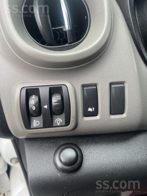White Renault Trafic 2018 in Riga, with an engine capacity of 1.60 L and mileage of 178 thousand km for 9250 €, photo 9 on AUTOMOTO.COM.LV