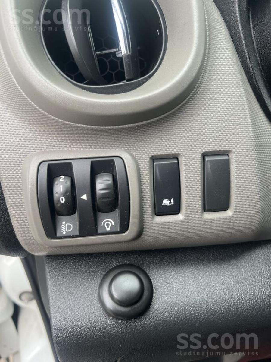 White Renault Trafic 2018 in Riga, with an engine capacity of 1.60 L and mileage of 178 thousand km for 9250 €, photo 9 on AUTOMOTO.COM.LV