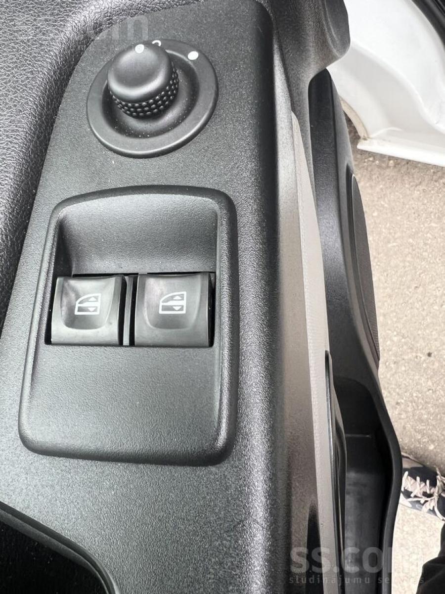 White Renault Trafic 2018 in Riga, with an engine capacity of 1.60 L and mileage of 178 thousand km for 9250 €, photo 10 on AUTOMOTO.COM.LV