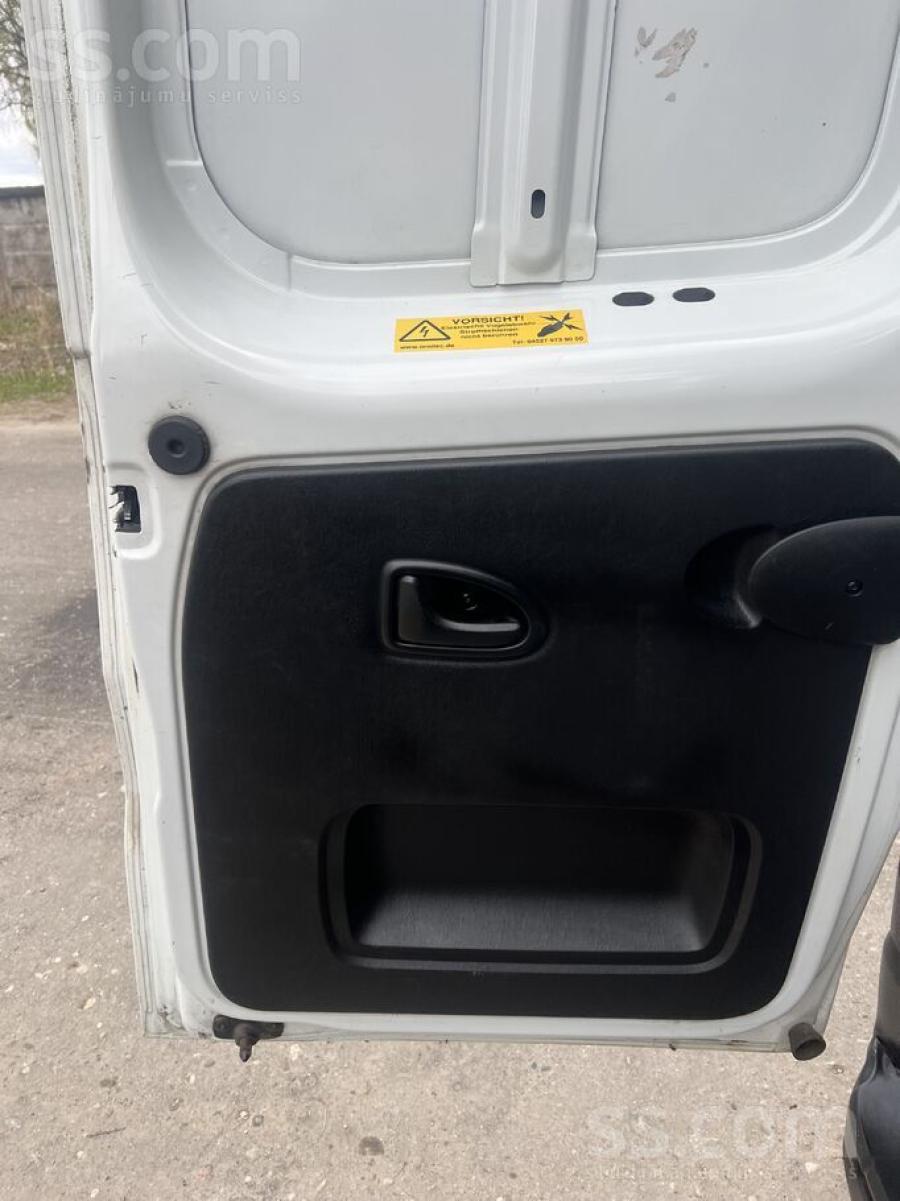 White Renault Trafic 2018 in Riga, with an engine capacity of 1.60 L and mileage of 178 thousand km for 9250 €, photo 12 on AUTOMOTO.COM.LV