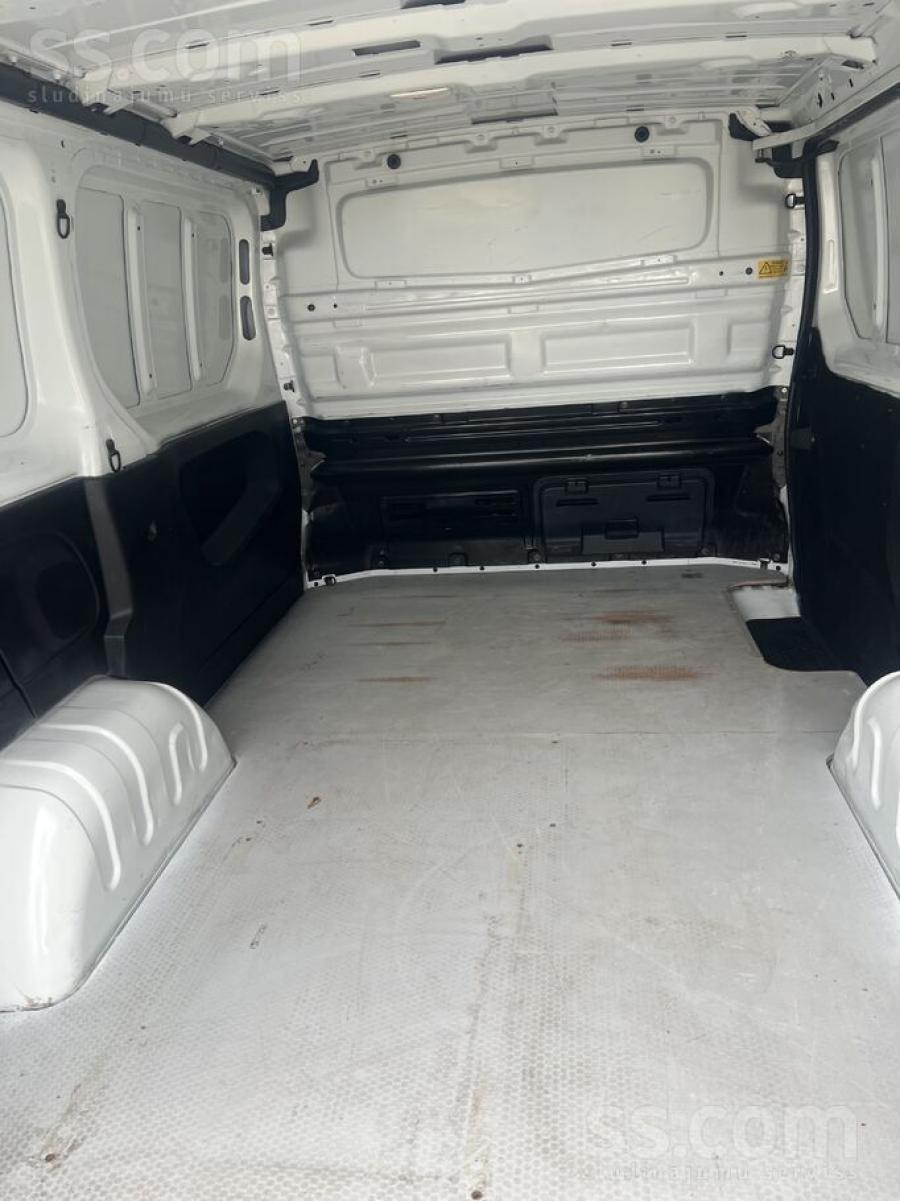 White Renault Trafic 2018 in Riga, with an engine capacity of 1.60 L and mileage of 178 thousand km for 9250 €, photo 14 on AUTOMOTO.COM.LV