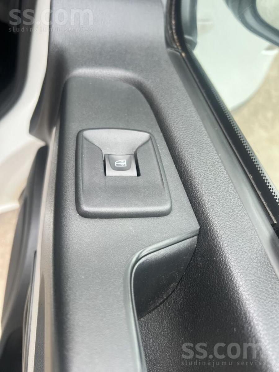 White Renault Trafic 2018 in Riga, with an engine capacity of 1.60 L and mileage of 178 thousand km for 9250 €, photo 15 on AUTOMOTO.COM.LV