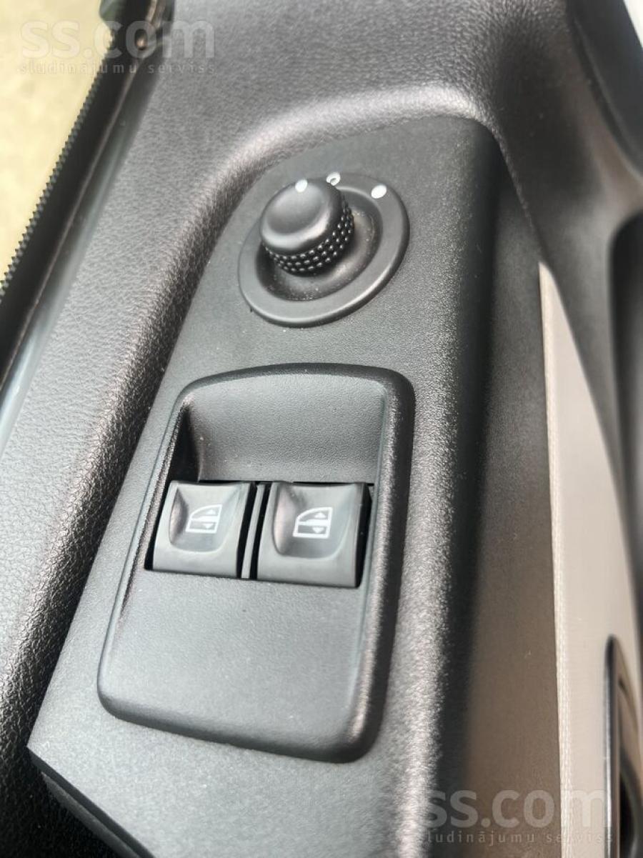 White Renault Trafic 2018 in Riga, with an engine capacity of 1.60 L and mileage of 178 thousand km for 8750 €, photo 12 on AUTOMOTO.COM.LV