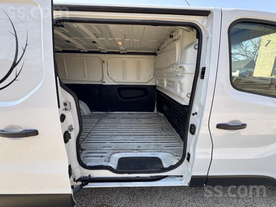 White Renault Trafic 2018 in Jekabpils, with an engine capacity of 1.60 L and mileage of 330 thousand km for 8700 €, photo 9 on AUTOMOTO.COM.LV