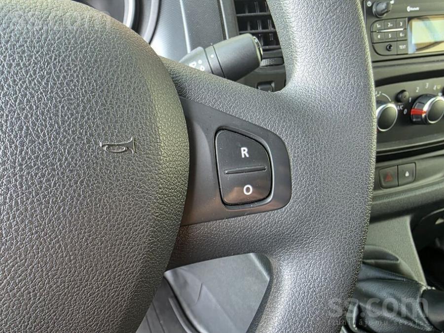 White Renault Trafic 2019 in Riga, with an engine capacity of 1.60 L and mileage of 114 thousand km for 12950 €, photo 23 on AUTOMOTO.COM.LV