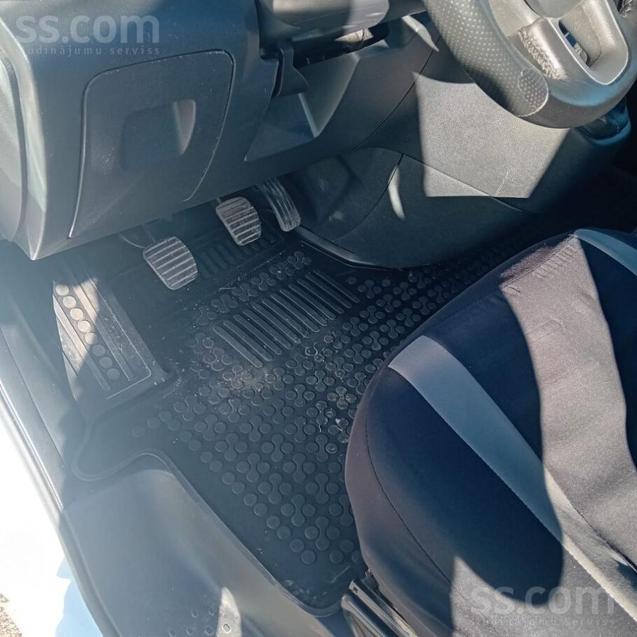 White Renault Trafic 2020 in Cesis, with an engine capacity of 2.00 L and mileage of 122 thousand km for 17000 €, photo 6 on AUTOMOTO.COM.LV