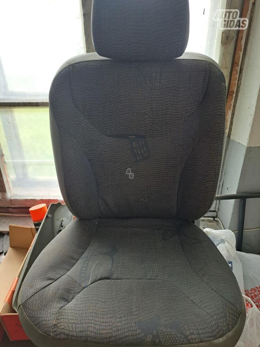 Balts Renault Trafic 2005 Kauņa, ar dzinēja tilpumu 1.90 L un nobraukumu 350 tūkst. km par 4450 €, foto 17 vietnē AUTOMOTO.COM.LV