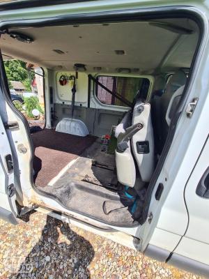 White Renault Trafic 2007 in Utena, with an engine capacity of 2.00 L and mileage of 278 thousand km for 4200 €, photo 6 on AUTOMOTO.COM.LV