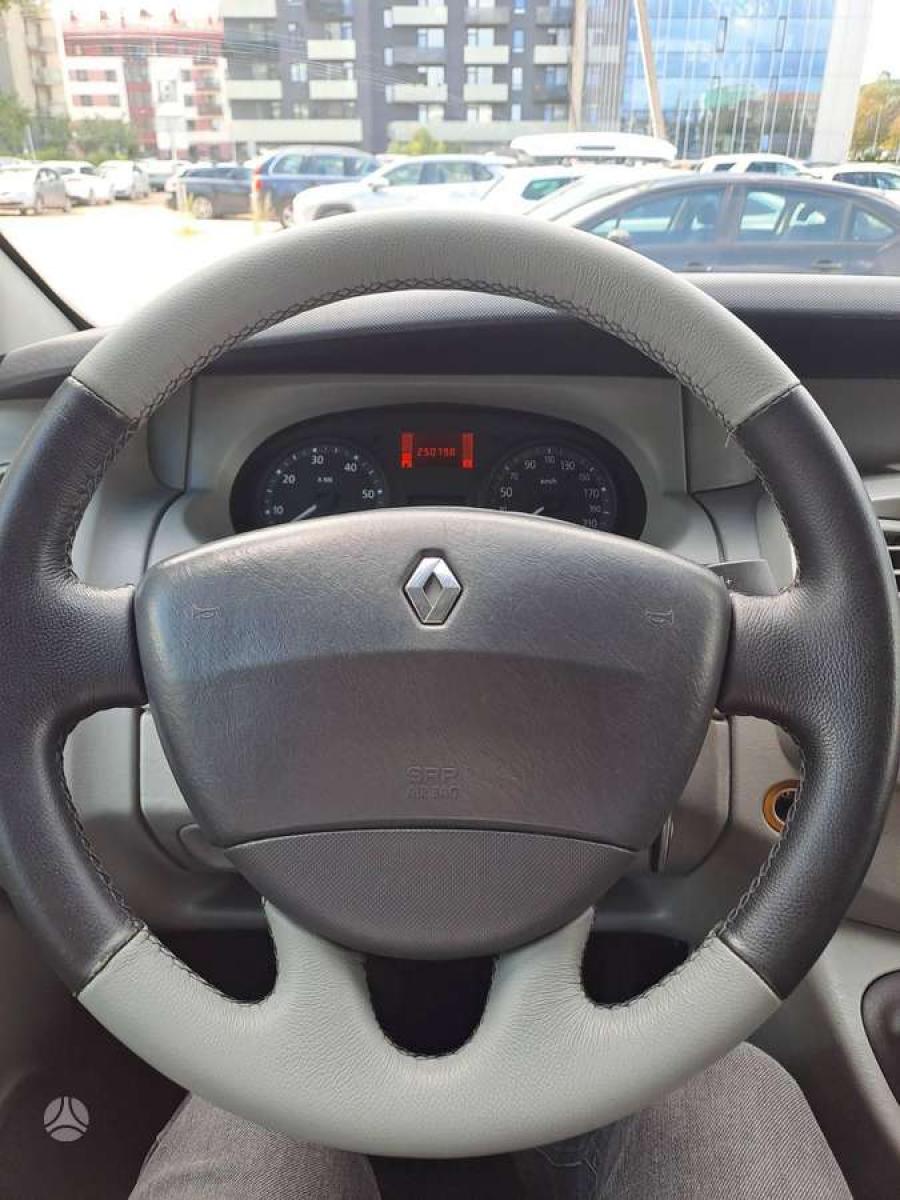 Balts Renault Trafic 2007 Viļņa, ar dzinēja tilpumu 2.00 L un nobraukumu 251 tūkst. km par 6950 €, foto 24 vietnē AUTOMOTO.COM.LV