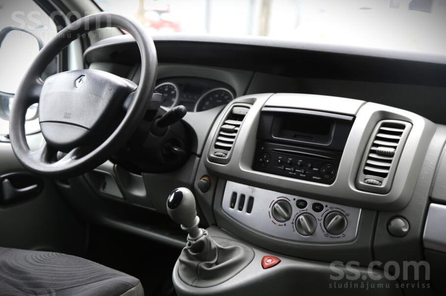 White Renault Trafic 2009 in Riga, with an engine capacity of 2.00 L and mileage of 430 thousand km for 4995 €, photo 8 on AUTOMOTO.COM.LV