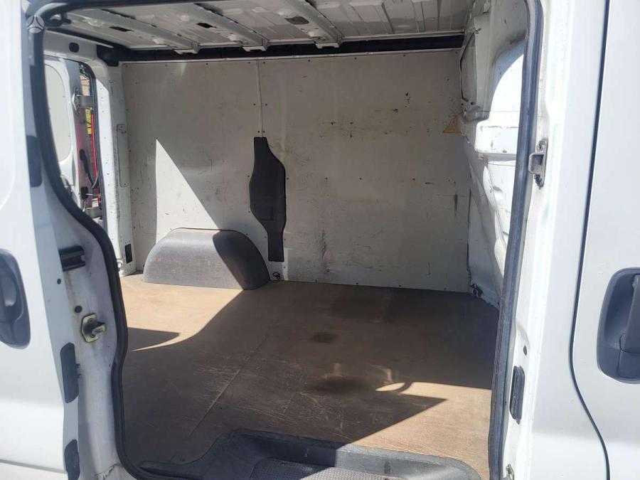 White Renault Trafic 2010 in Telschi, with an engine capacity of 2.00 L and mileage of 292 thousand km for 4500 €, photo 5 on AUTOMOTO.COM.LV