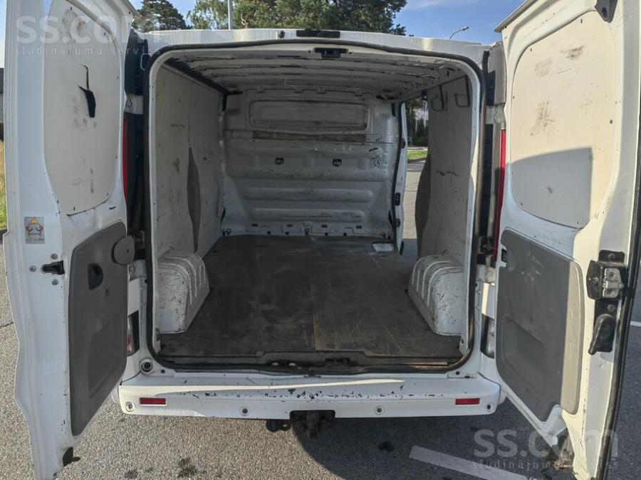 White Renault Trafic 2012 in Riga, with an engine capacity of 2.00 L and mileage of 302 thousand km for 4900 €, photo 11 on AUTOMOTO.COM.LV