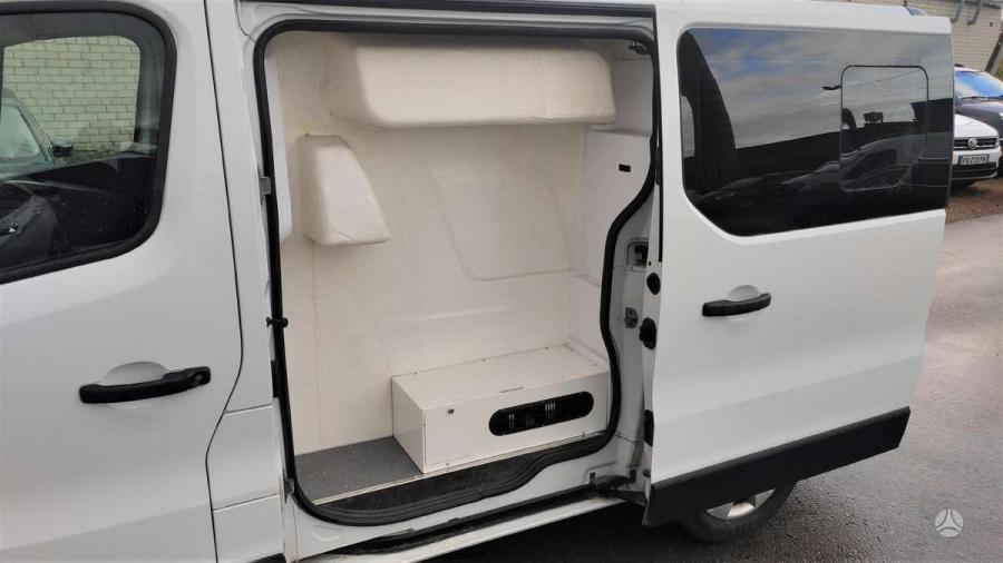 White Renault Trafic 2015 in Taurage, with an engine capacity of 1.60 L and mileage of 397 thousand km for 5999 €, photo 12 on AUTOMOTO.COM.LV