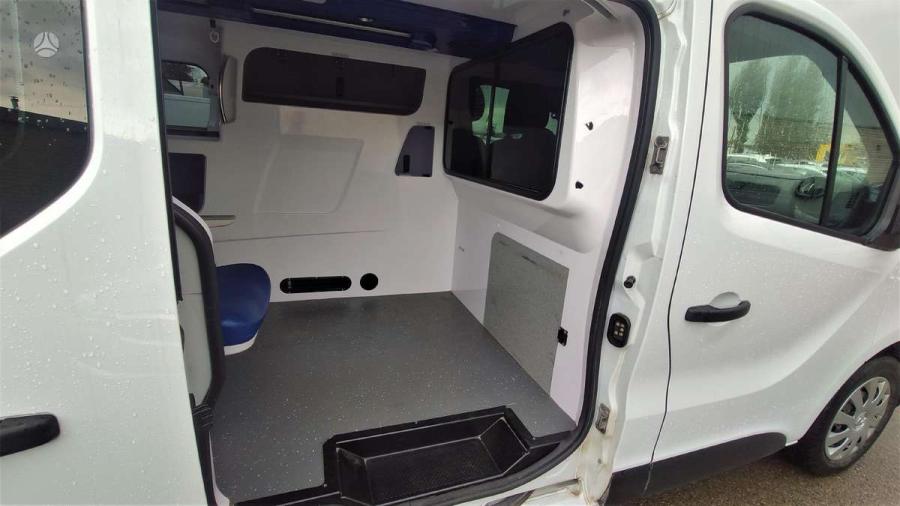 White Renault Trafic 2015 in Taurage, with an engine capacity of 1.60 L and mileage of 397 thousand km for 5999 €, photo 13 on AUTOMOTO.COM.LV