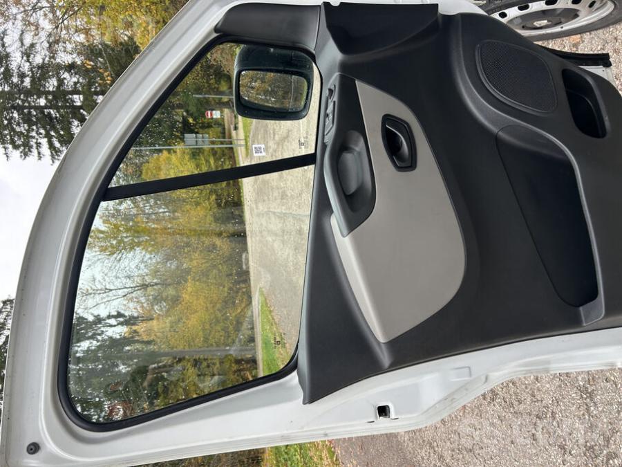 White Renault Trafic 2016 in Aluksne, with an engine capacity of 1.60 L and mileage of 0 thousand km for 8800 €, photo 14 on AUTOMOTO.COM.LV