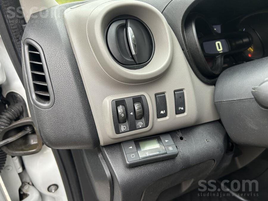 White Renault Trafic 2016 in Aluksne, with an engine capacity of 1.60 L and mileage of 0 thousand km for 8800 €, photo 25 on AUTOMOTO.COM.LV