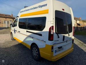 White Renault Trafic 2021 in Panevezys, with an engine capacity of 2.00 L and mileage of 320 thousand km for 10300 €, photo 3 on AUTOMOTO.COM.LV